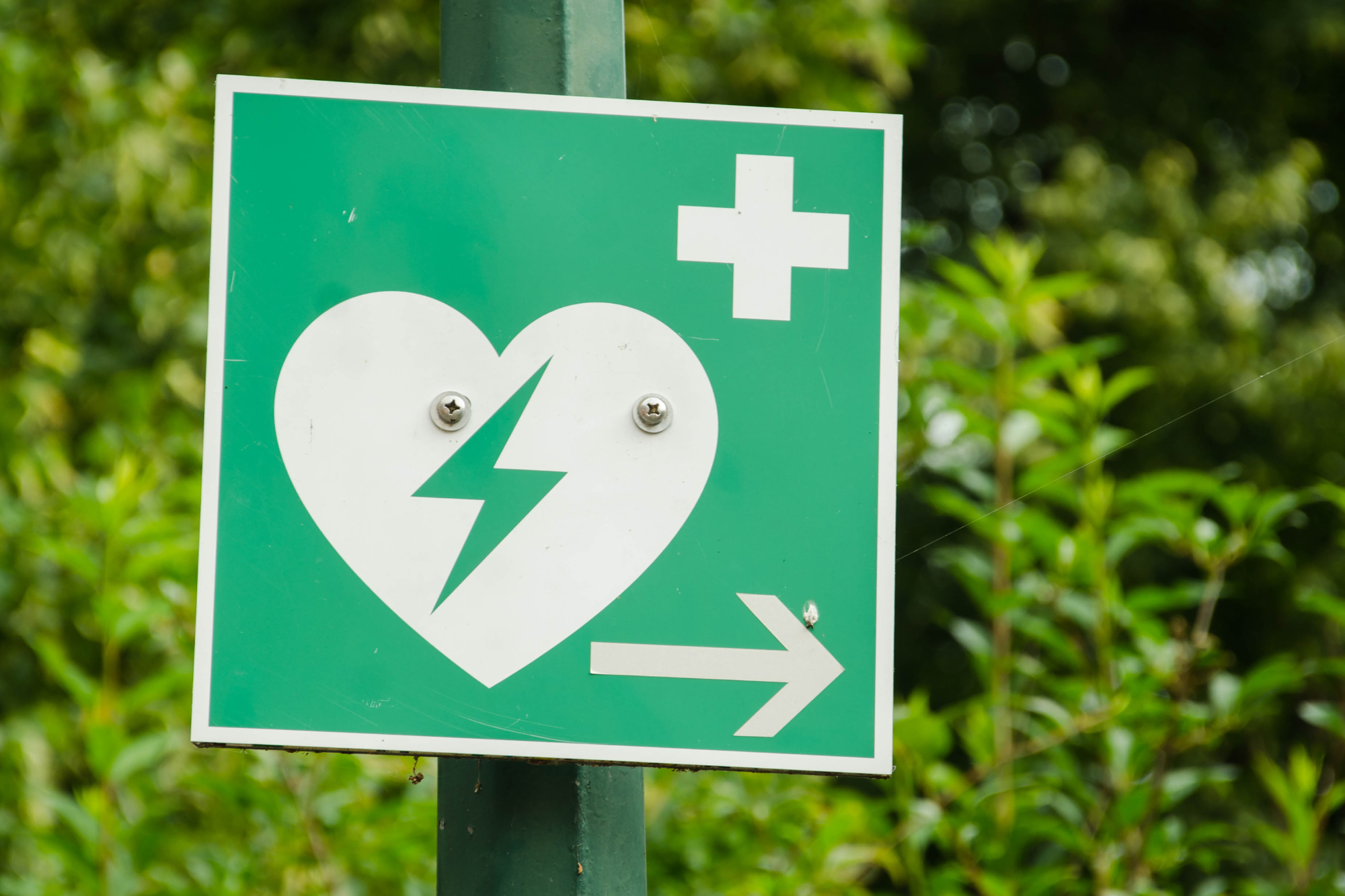 Defibrillator-Bezeichnungen: Globale Begriffe & AED-Symbole